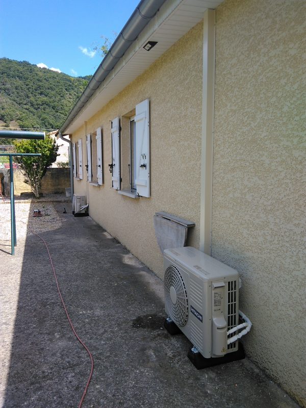 climatisation hitachi à Serves sur rhone pose groupe exterieur au sol ...