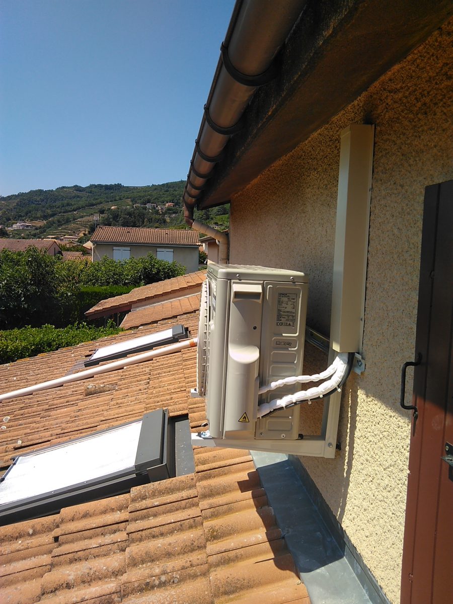 climatisation groupe exterieur hitachi pose au dessus d'un toit en ...