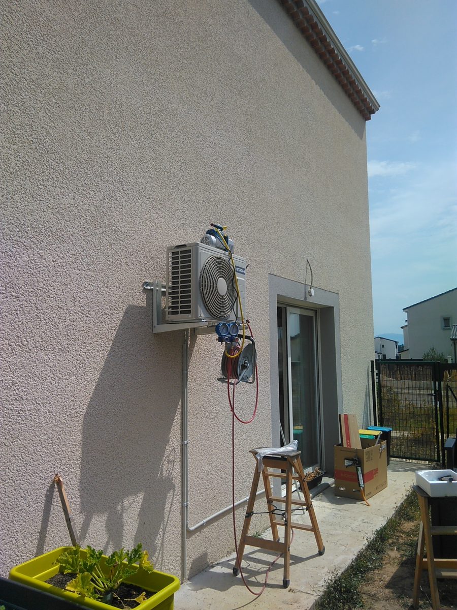 climatisation hitachi groupe exterieur posé en façade à Cornas 07130 ...